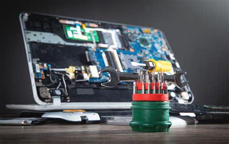 테이블에 렌치와 드라이버와 깨진 노트북 컴퓨터 수리 서비스 0명에 대한 스톡 사진 및 기타 이미지 0명 나사돌리개 노트북 Istock