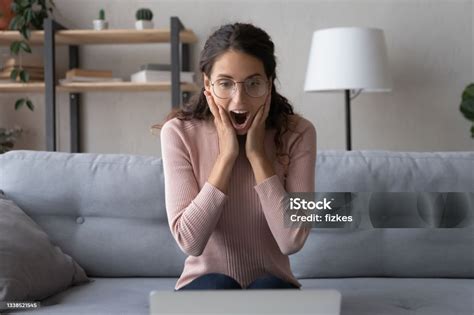 믿을 수없는 미디어 뉴스를 읽는 동안 젊은 여자는 입을 엽니 다 한 명의 여자만에 대한 스톡 사진 및 기타 이미지 한 명의 여자만 유머 출세의 계단 Istock