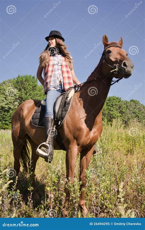 Cowgirl Das Ein Schachtpferd Reitet Stockbild Bild Von Land