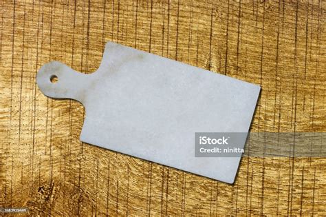 나무 배경에 파란색 린넨 식탁보에 대리석 도마 조리법 레스토랑 메뉴에 대한 빈 양식 도마 요리 도구에 대한 스톡 사진 및 기타 이미지 도마 요리 도구 화강암 건축