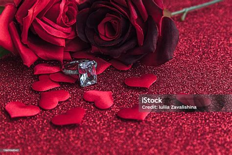 저와 결혼해 주시겠어요 웨딩 링 레드 스칼렛 장미와 빨간색 반짝이 배경에 많은 빨간 마음 약혼 결혼 제안 웨딩 개념 세인트