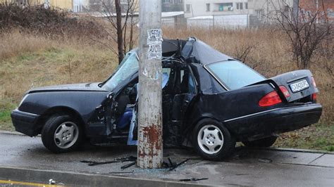 Нова тежка катастрофа с паднал електрически стълб шофьорът е ученик без книжка Новини бг