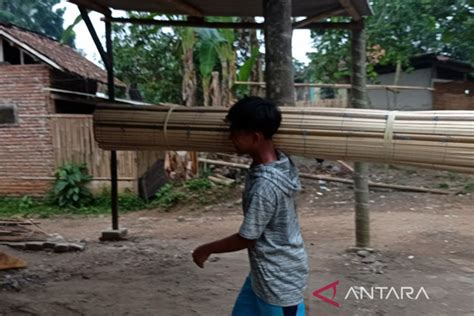 Perajin Keray Pelapah Sawit Di Lebak Tumbuhkan Ekonomi Warga ANTARA News