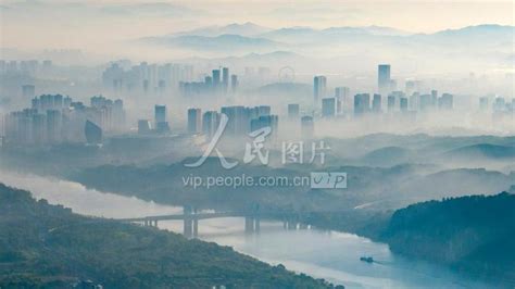 广西柳州晨雾缭绕如画卷 人民图片网
