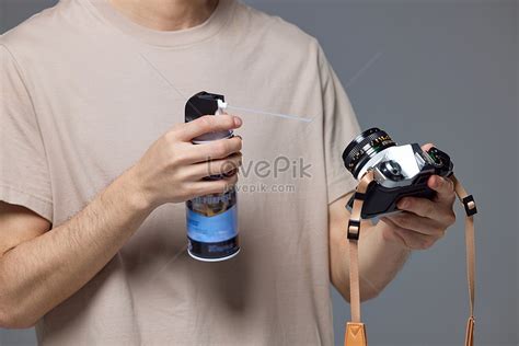 카메라 근접 촬영을 유지하는 사진 작가 사진 무료 다운로드 Lovepik