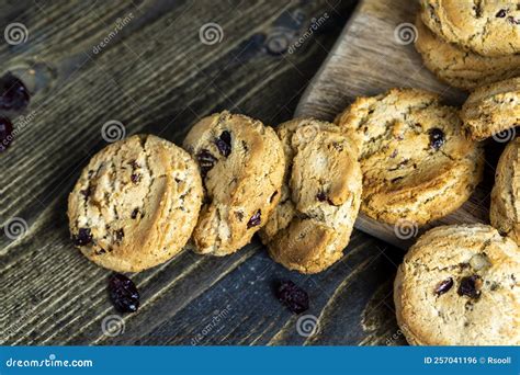 Biscoitos Secos Deliciosos Feitos De Farinha De Alta Qualidade Com Amoras Vermelhas Secas Na