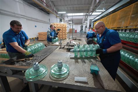 В Южноуральске Челябинской области начал работу завод по производству стеклянных изоляторов в