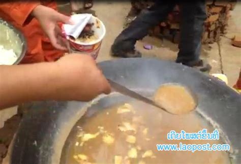 ປະທັບໃຈ ທະຫານ ໜ່ວຍກູ້ໄພຈີນ ກິນນ້ຳເປື້ອນ ຈົ່ງນ້ຳສະອາດໄວ້ໃຫ້ຄົນເຈັບເຫດແຜ່ນດິນໄຫວຢູນນານດື່ມແທນ