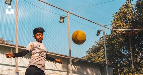 회색 셔츠를 입은 남자가 낮에 농구를 하고 있다 사진 Unsplash의 무료 젊은 운동 선수 이미지