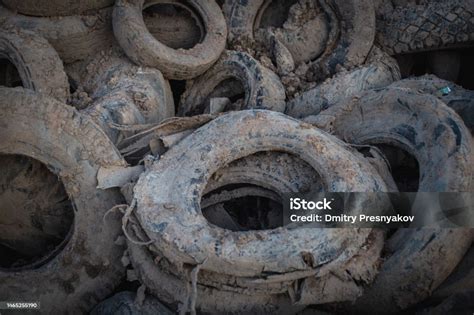 재활용을 위한 오래된 타이어와 타이어가 매립됩니다 폐기물 고무 타이어의 재사용 폐기물 타이어의 폐기 재활용을 위해 바퀴를 마모 타이어 덤프 연소 공장 재생 타이어 고무 생산