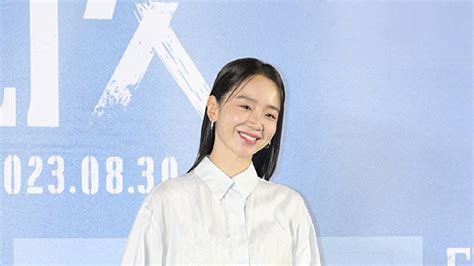 [포토]타겟 신혜선 173cm 비율로 뽐내는 화이트패션