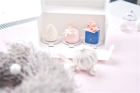 메리 크리스마스 카드 달콤한 맛있는 케이크의 다양한 회색 배경에 전나무 가지 메리 크리스마스 카드 새해 분위기 3가지 개체에 대한 스톡 사진 및 기타 이미지 Istock