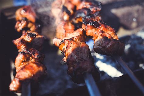 구운된 케밥 금속 꼬치에 요리입니다 불고기 바베 큐에 요리 바베 큐 신선한 쇠고기 고기 잘라 조각 전통적인 동부 요리 시