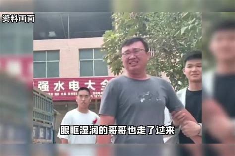 妹妹出嫁哥哥不舍落泪，拍着新郎肩膀叮嘱：要好好对待我妹妹妹妹新郎肩膀