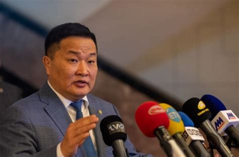 Ж Сүхбаатар Автобусанд сууж жолооч нартай уулзаж байгаа