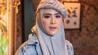 Foto April Jasmine Pamer Sedekah Rp Miliar Warganet Panutan Atau Pamer