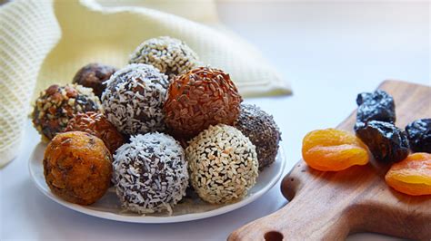 에너지 공 클로즈업 견과류 치아 씨 참깨 아마 코코넛 플레이크 및 말린 과일 자두 및 말린 살구를 함유한 생 비건 건강에 좋은 식품 0명에 대한 스톡 사진 및 기타 이미지