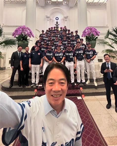 賴清德與捷克棒球隊大玩自拍喬不好蔡其昌笑爛 政治 三立新聞網 SETN