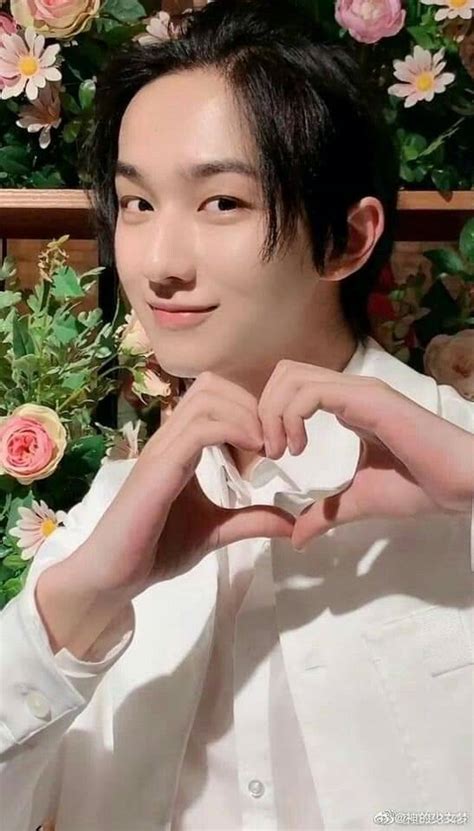 东北帅气男星李宏毅正脸照片高清图
