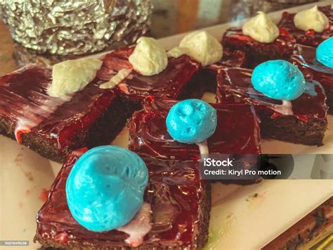 호텔 테이블 위의 과자 크림 같은 파란색 토핑이 들어간 초콜릿 케이크 설탕 뿌리기로 여러 가지 색의 케이크를 식욕을 돋우는 것 과일 디저트 0명에 대한 스톡 사진 및 기타