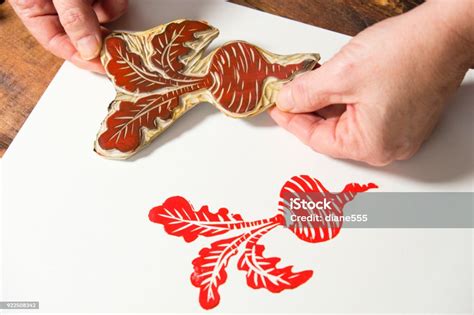 손으로 조각 Linocut 인쇄 만드는 성숙한 여자의 근접 촬영 리노컷에 대한 스톡 사진 및 기타 이미지 리노컷 프린터하기 예술가 Istock