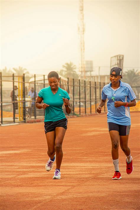 강변 개인 목표 건강 건강한 삶 결단 권한 부여 난간 낮 달리는 도시 달리기 도시 풍경 도시의 동기 부여 뒷모습 레저 레크리에이션 보도