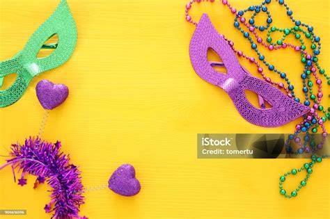 상위 뷰 가상 배경 이미지입니다 플랫이 하다 마디 그 라 축 하 개념입니다 Mardi Gras에 대한 스톡 사진 및 기타 이미지 Mardi Gras 공연 노랑