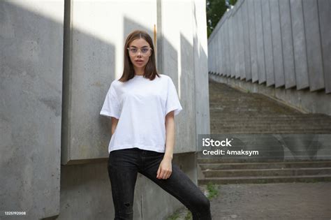 로고를 위한 공간이 있는 흰색 빈 티셔츠를 입은 소녀 또는 여성 캐주얼한 도시 스타일로 모의 또는 디자인 T 셔츠에 대한 스톡 사진 및 기타 이미지 Istock