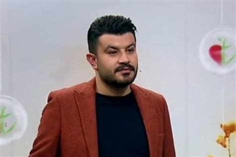 فیلم افتادن مجری شبکه ۳ از روی صندلی در برنامه زنده