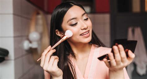 နေ့တိုင်း Full Makeup လိမ်းခြယ်တဲ့အခါမှာ ဖြစ်လာတတ်တဲ့ အသားအရေပြဿနာများ