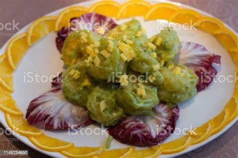 붉은 양배추 접시에 신선한 망고가 있는 시그니처와 사비 새우 0명에 대한 스톡 사진 및 기타 이미지 0명 고추냉이 레스토랑 Istock