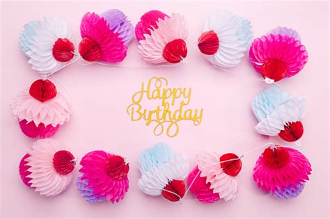 종이 컵 케이크 갈 랜드와 행복 한 생일에 문자 배경 핑크 파티와 축 하 개념입니다 맞는 어떤 프로젝트에 대 한 좋은 0명에 대한 스톡 사진 및 기타 이미지 Istock