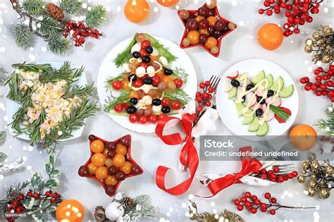 2024년 크리스마스 새해 요리 전나무 형태의 전통적인 다양한 휴일 샐러드 전나무 가지 원뿔 및 장식으로 장식 요리 디자인 아이디어 크리스마스에 대한 스톡 사진 및 기타