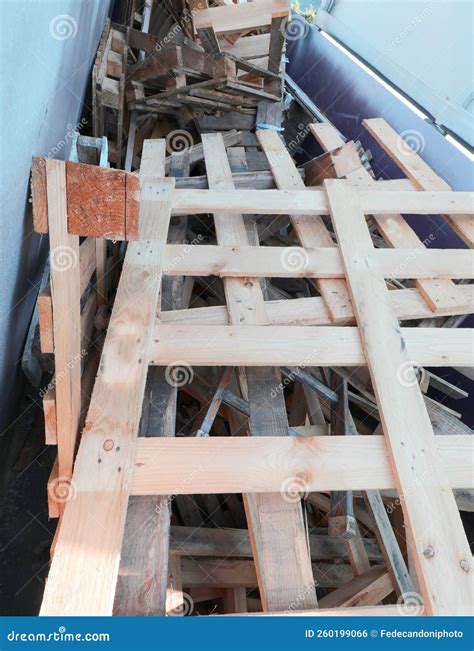 Houten Platen Van Gebruikte Pallets In De Houder Voor De Verzameling Stock Foto Image Of
