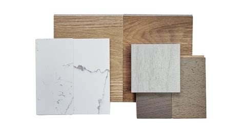 인테리어 디자인을위한 재료 샘플에는 석회화 세라믹 타일 흰색 대리석 석영 목재 적층 바닥재 클리핑 경로가있는 흰색 배경에 격리 된 목재 오크 비닐 바닥 타일이 포함되어