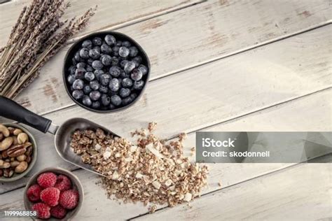 흰색 나무 테이블에서 아침 식사를위한 그라놀라와 과일 배경 주제에 대한 스톡 사진 및 기타 이미지 배경 주제 신선함 음식 Istock