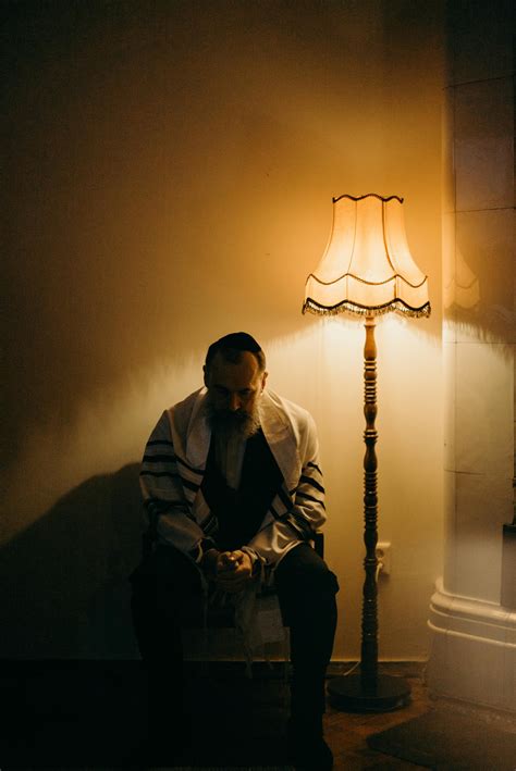 가벼운 개인 공간 격리 격리 기간 고립시키다 고요한 남성 남자 내성적 인 노년 노인 늙은 남성 독서 책 독서하는 디지털 유목민 따뜻한 조명 램프