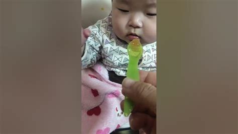 五岁婴儿第一次吃辅食 Youtube
