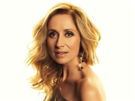 Η πασίγνωστη τραγουδίστρια Lara Fabian έρχεται στην Ελλάδα