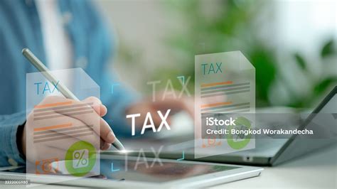 태블릿의 스타일러스가 있는 디지털 세금 양식 인터페이스 온라인 세금 신고 개념 백분율 아이콘 재무 문서 및 디지털 작업 공간의 최신 전자 세금 기술 개념에 대한 스톡 사진