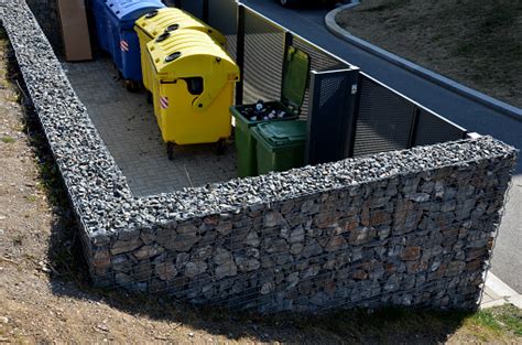 가정용 폐기물을 분류하기위한 컨테이너를 배치하기위한 Gabion 마당 회색 문과 천공 금속 그리드의 절반 확장 금속 돌철바구니가