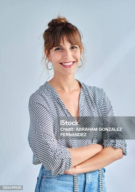 Вертикальное Изображение Взрослой Женщины Улыбающейся Со Скрещенными Руками Глядя На Камеру В