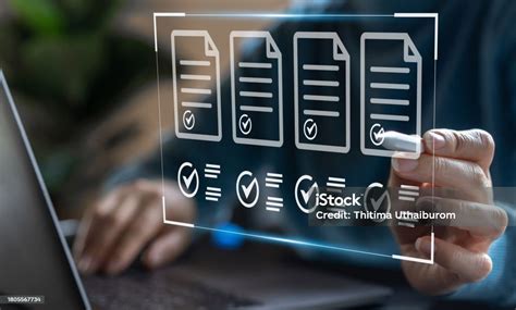 체크리스트 설문 조사 양식 확인 표시 예 설문지 디지털 채우기 목록 평가 시험 투표 답변 할 일 목록 평가 비즈니스 및 교육 개념에 인간 사용 노트북 확인 표시 검사 보기에