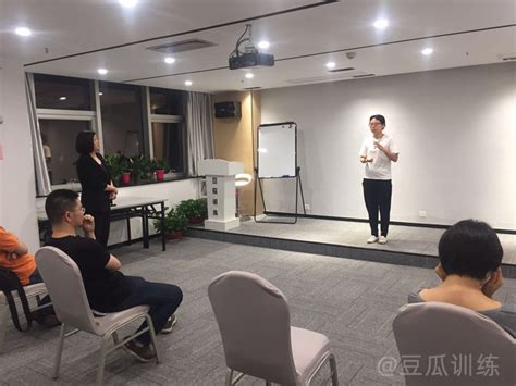 怎么缓解上台讲话的紧张情绪 哔哩哔哩