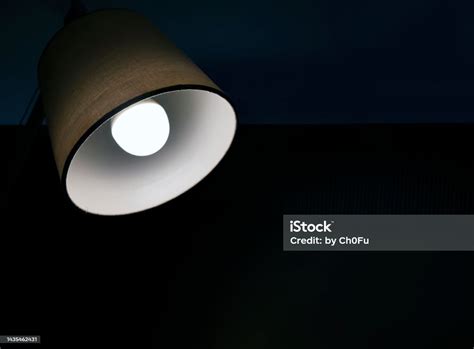 어둠에 대한 조명 패브릭 테이블 램프 어둠 속의 램프 시원한 톤 흰색 조명 일광 어두운 배경에 빛나는 전구 복사 공간 벽지 반짝이는에 대한 스톡 사진 및 기타 이미지