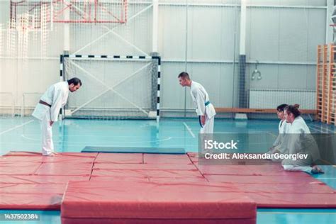 유도 선수들이 스파링을 시작하기 전에 서로에게 절하는 존경심 유도에 대한 스톡 사진 및 기타 이미지 유도 4 명 Judo Event Istock