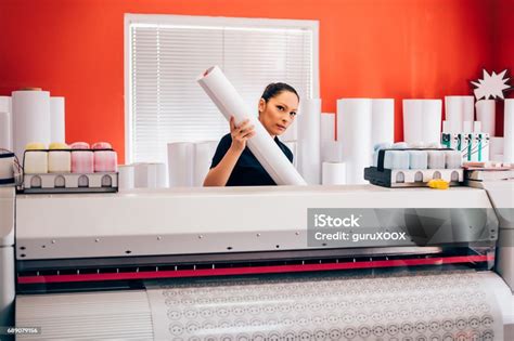 플로터 및 커터 기계 인쇄 센터에서 작업 하는 기술자 인쇄기에 대한 스톡 사진 및 기타 이미지 인쇄기 대형 패턴 Istock