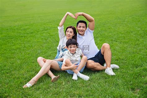 快乐的一家三口坐在草地上高清摄影大图 千库网