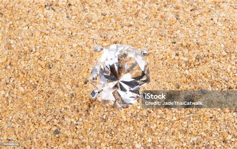 열대 섬의 모래 해변에 있는 큰 캐럿 다이아몬드 보석 보석 황금빛 모래에 아름 다운 여름 태양 스튜디오 샷 복사 공간 건조한에 대한 스톡 사진 및 기타 이미지 Istock