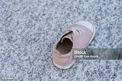 대리석 배경에 분홍색 아기 신발 하나 아동 학대 납치 또는 소아 성애의 개념 0명에 대한 스톡 사진 및 기타 이미지 0명 가죽 귀여운 Istock